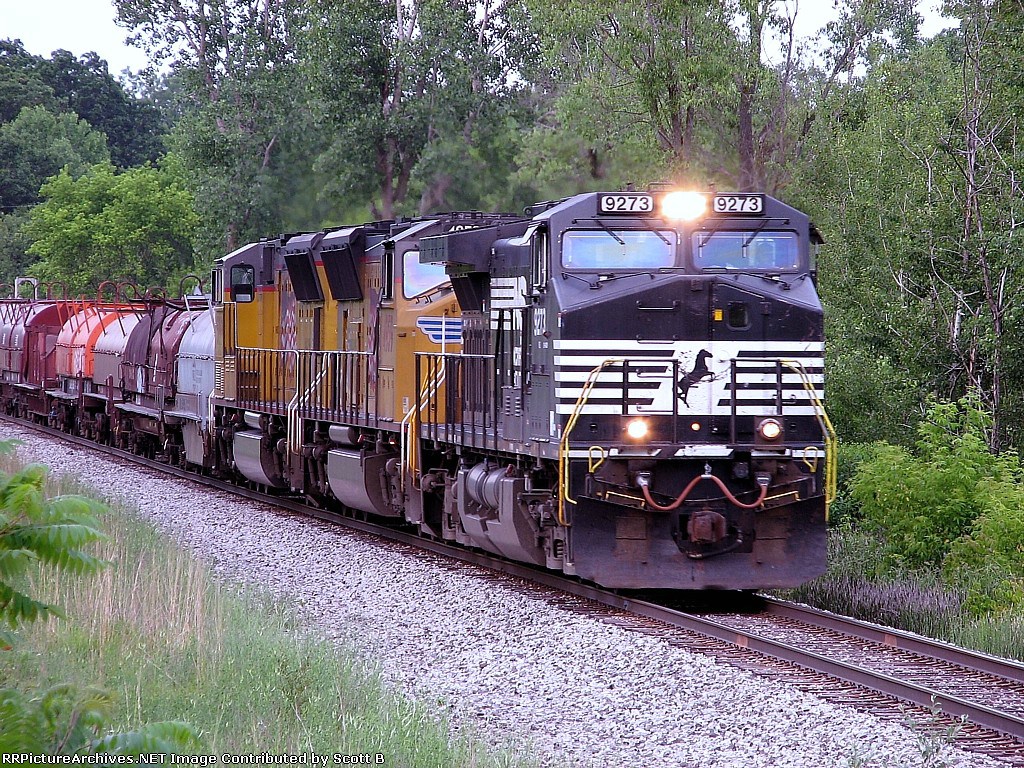 NS 9273 NS%38J heads to Jackson yard in the evening fromWayne Michigan